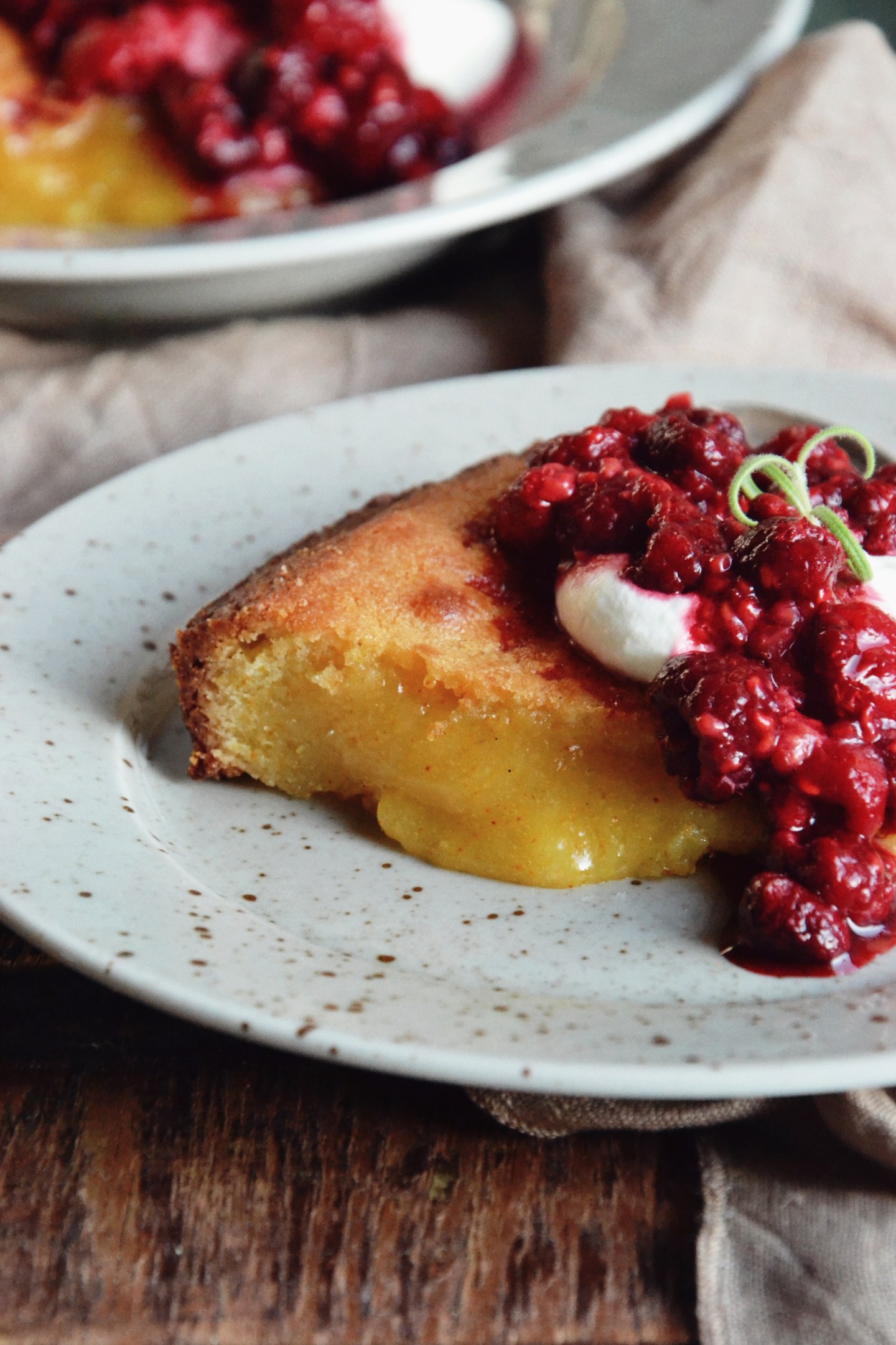 Saffranskladdkaka med Vispgrädde och Hallon - Primavera Content